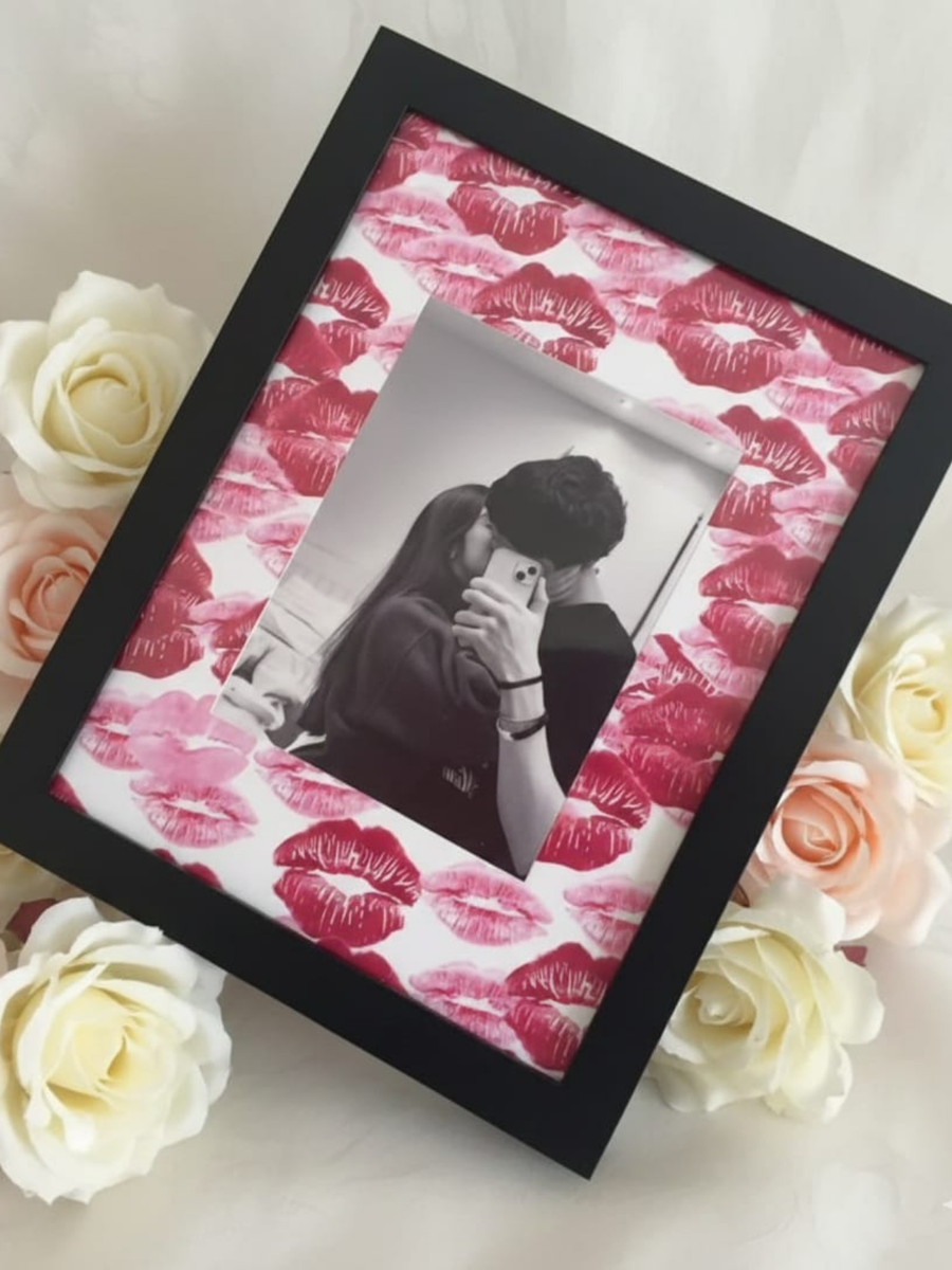 The Kiss Frame